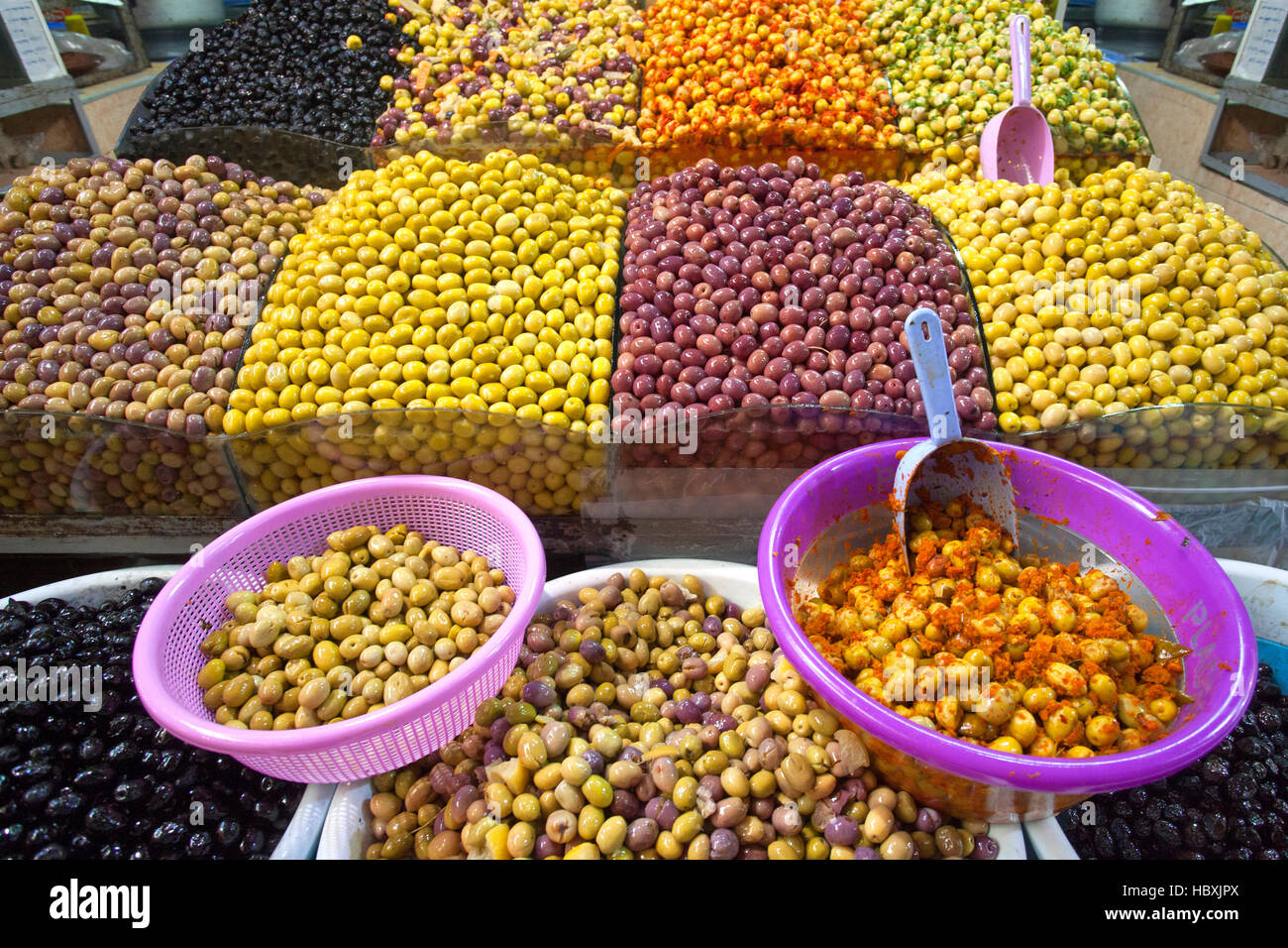 Stand avec différentes variétés d'olives au marché de Meknès. Le Maroc ...
