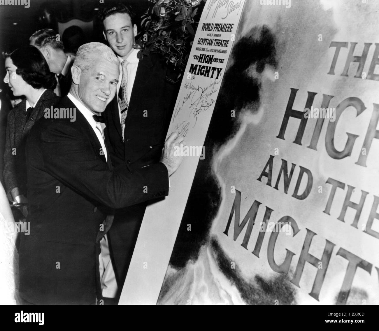 Le HAUT ET LE PUISSANT, Paul Kelly signature billboard at première du ...