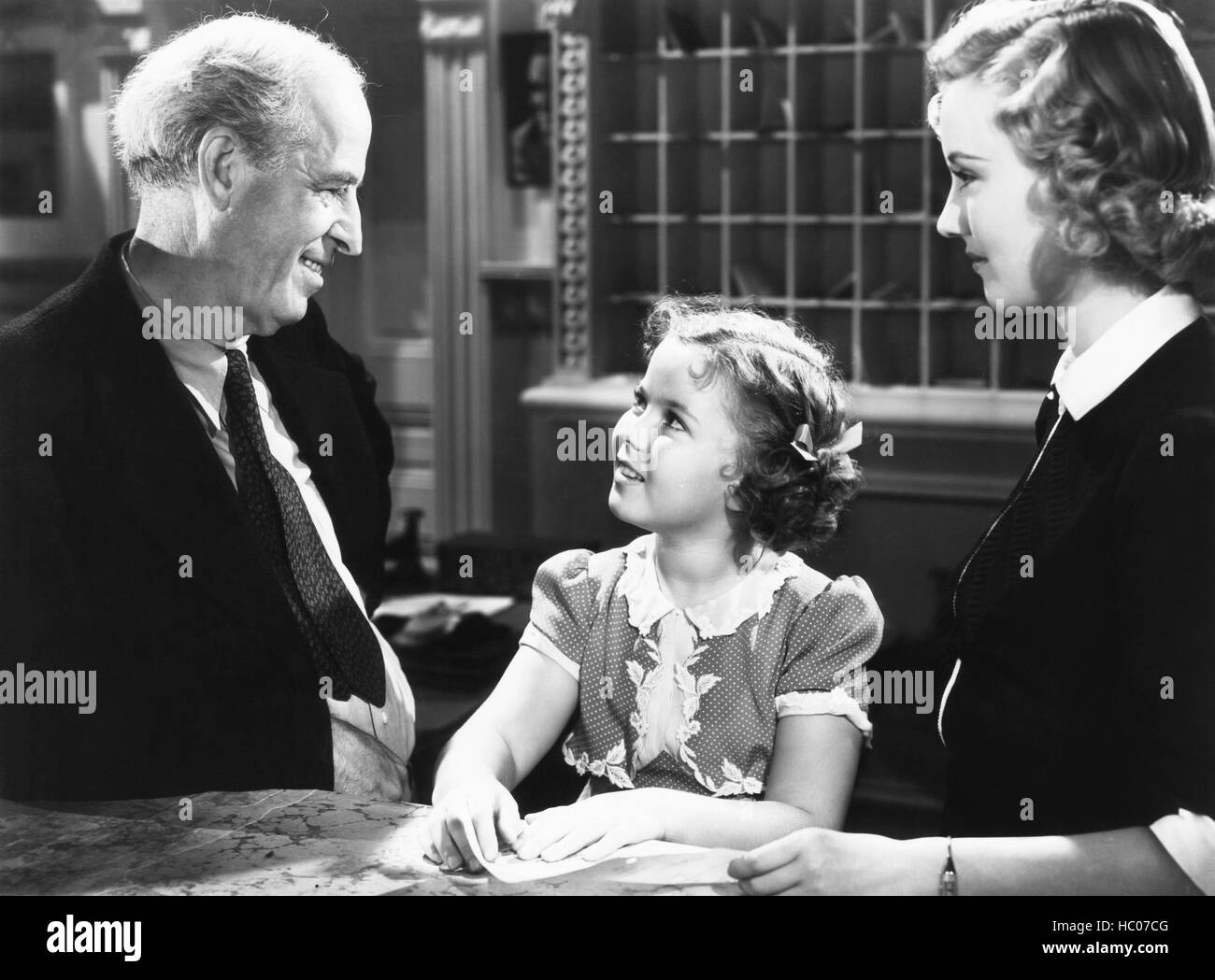 LITTLE MISS BROADWAY, de gauche, Edward Ellis, Shirley Temple, Phyllis ...