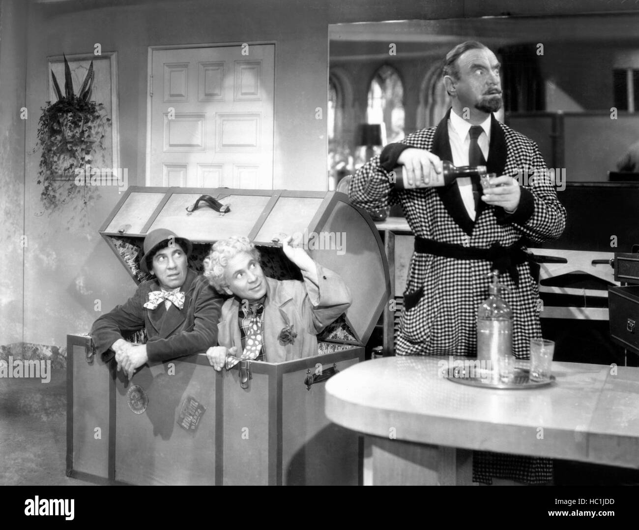 Une Nuit à CASABLANCA, à partir de la gauche : Chico Marx, Harpo Marx ...