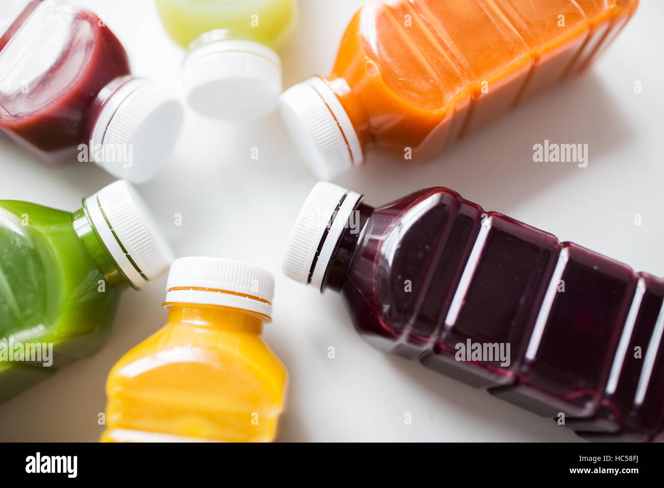 Bouteilles avec différents jus de fruits ou de légumes Photo Stock - Alamy