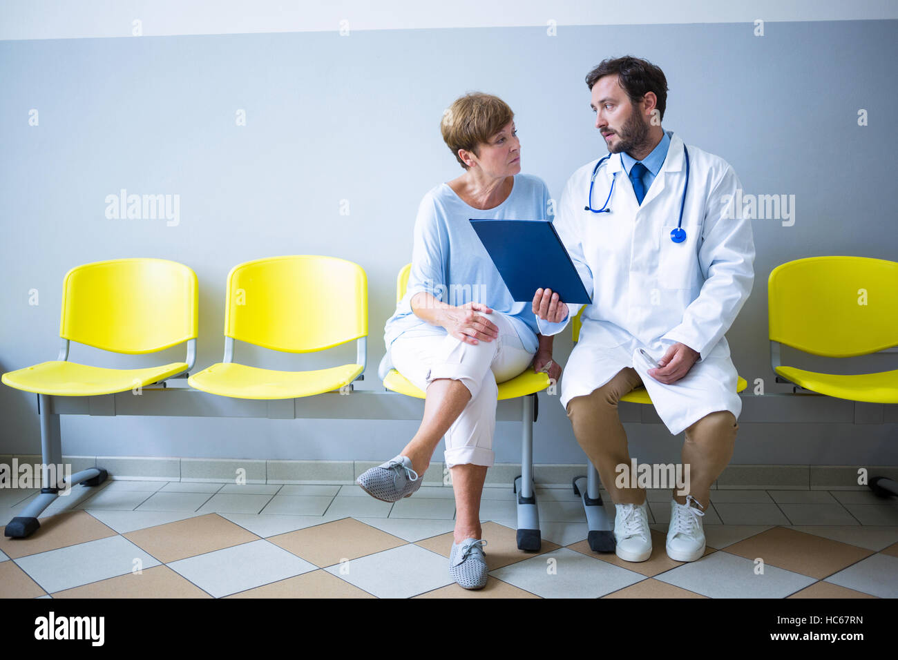 Doctor with patient Banque de photographies et d’images à haute ...