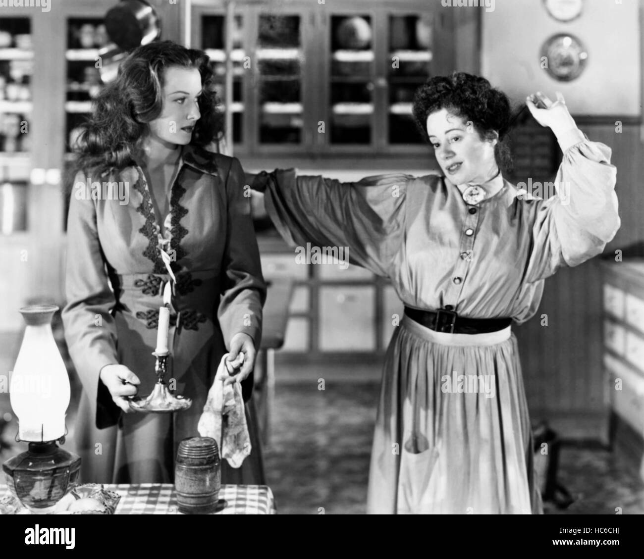 L'escalier en spirale, de gauche : Rhonda Fleming, Elsa Lanchester ...