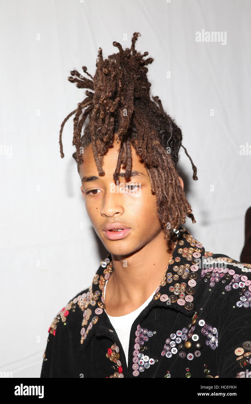 NETFLIX PRÉSENTE LA PREMIÈRE MONDIALE DE NEW YORK 'le descendre" tenue ...