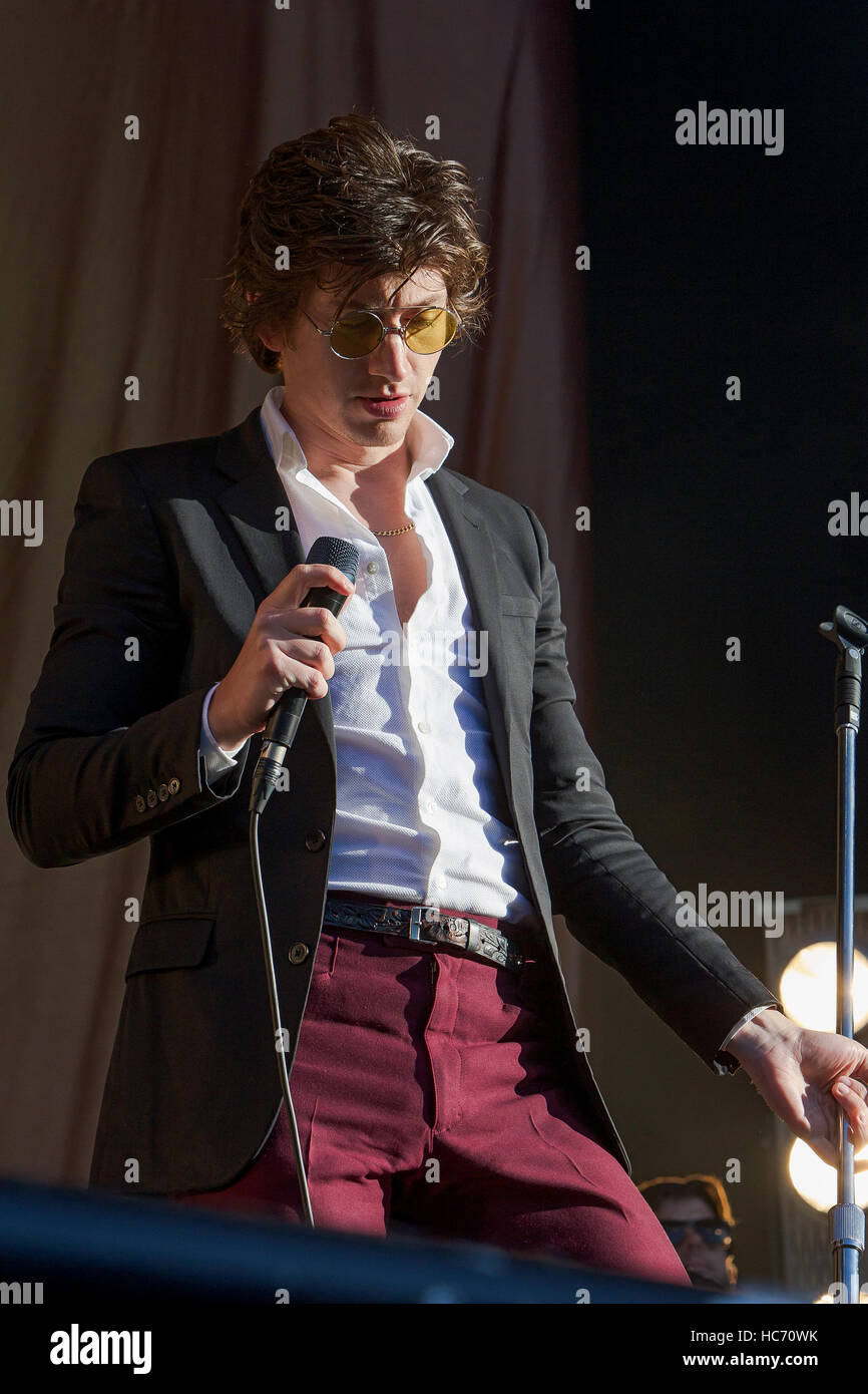 The Last shadow puppets performing live au cours de l'Ouest mettant en ...