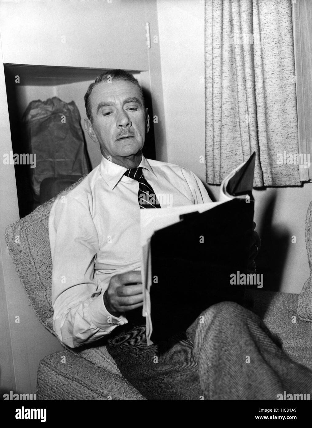 TITANIC, Clifton Webb, la lecture du script dans sa loge, 1953, TM et ...