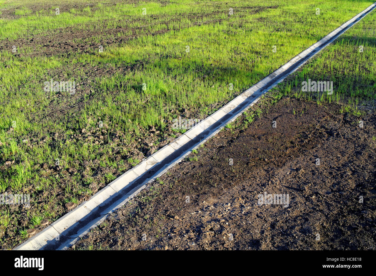 Fossé de drainage en béton sur le grand champ Photo Stock - Alamy