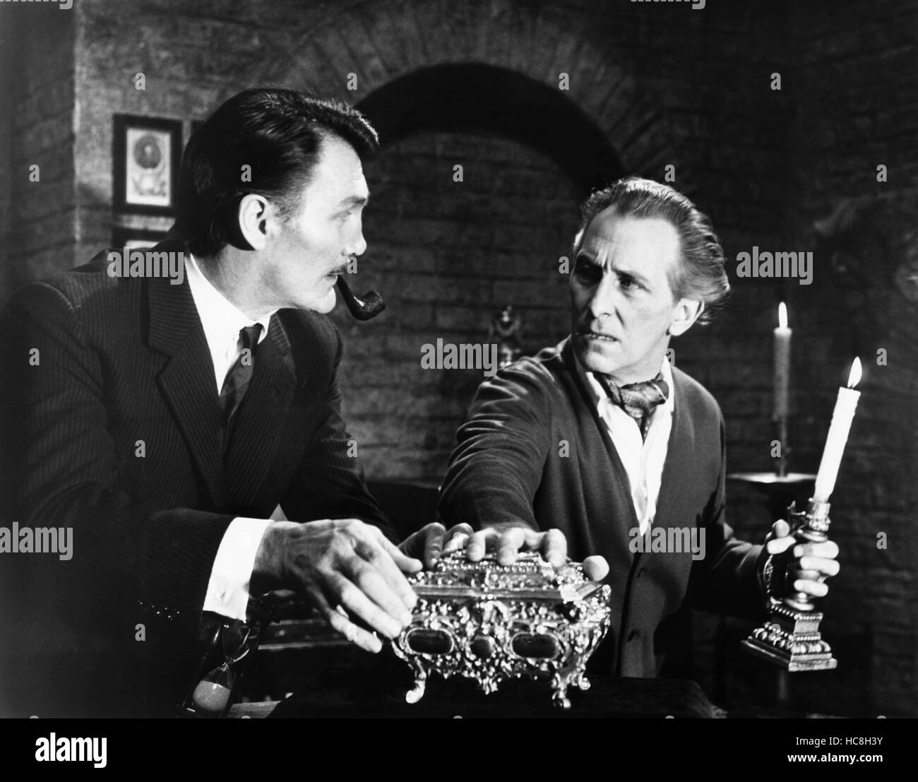 La TORTURE GARDEN, de gauche : Jack Palance, Peter Cushing, 1967 Photo ...