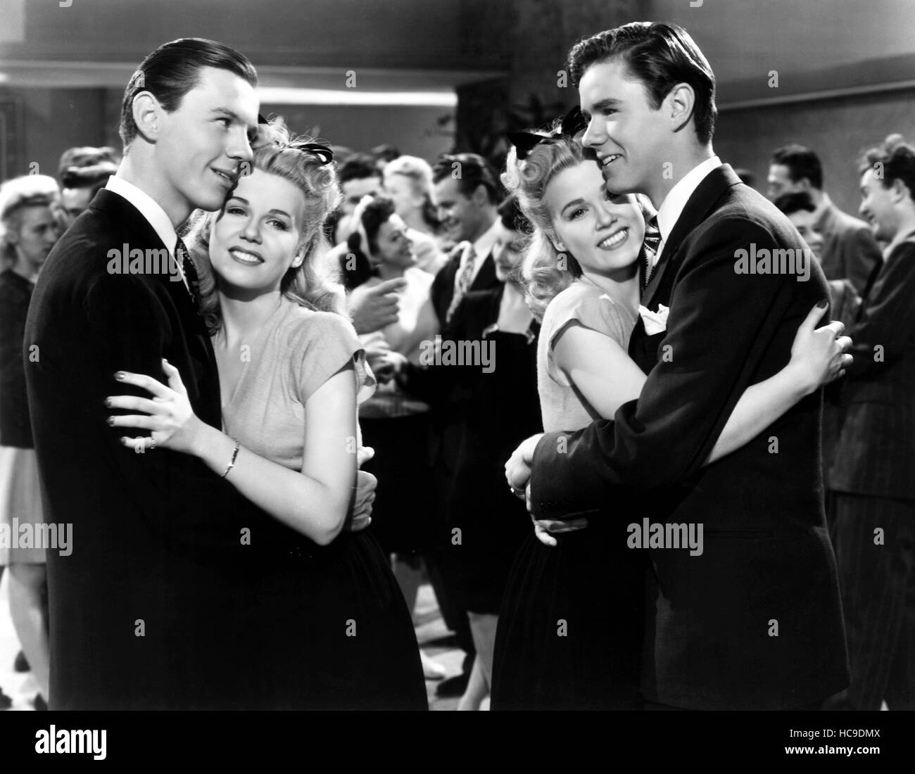 Deux fois béni, Jimmy Lydon, gauche, et Marshall Thompson, danse avec ...