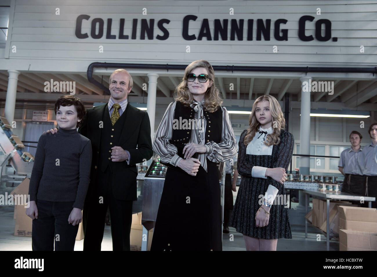 DARK SHADOWS, avant-plan de gauche : Gully McGrath, Jonny Lee Miller ...