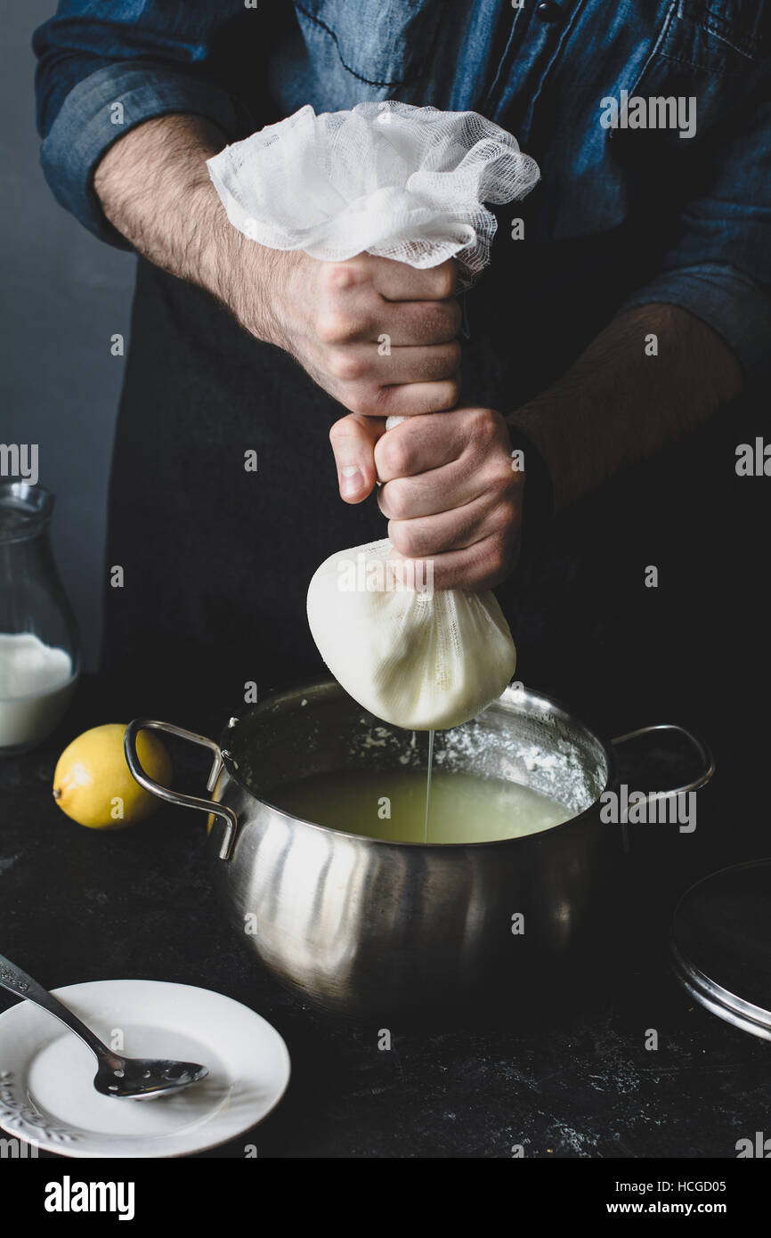 Processus de fabrication du fromage : man squeezing étamine pour ...
