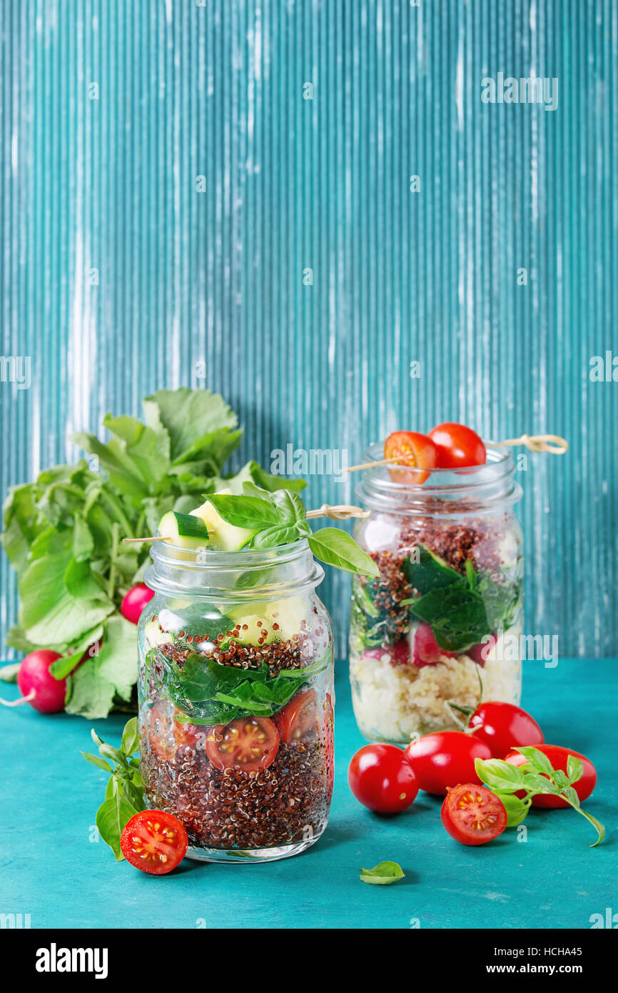 Des salades avec le quinoa, couscous, épinard, radis, tomates et ...