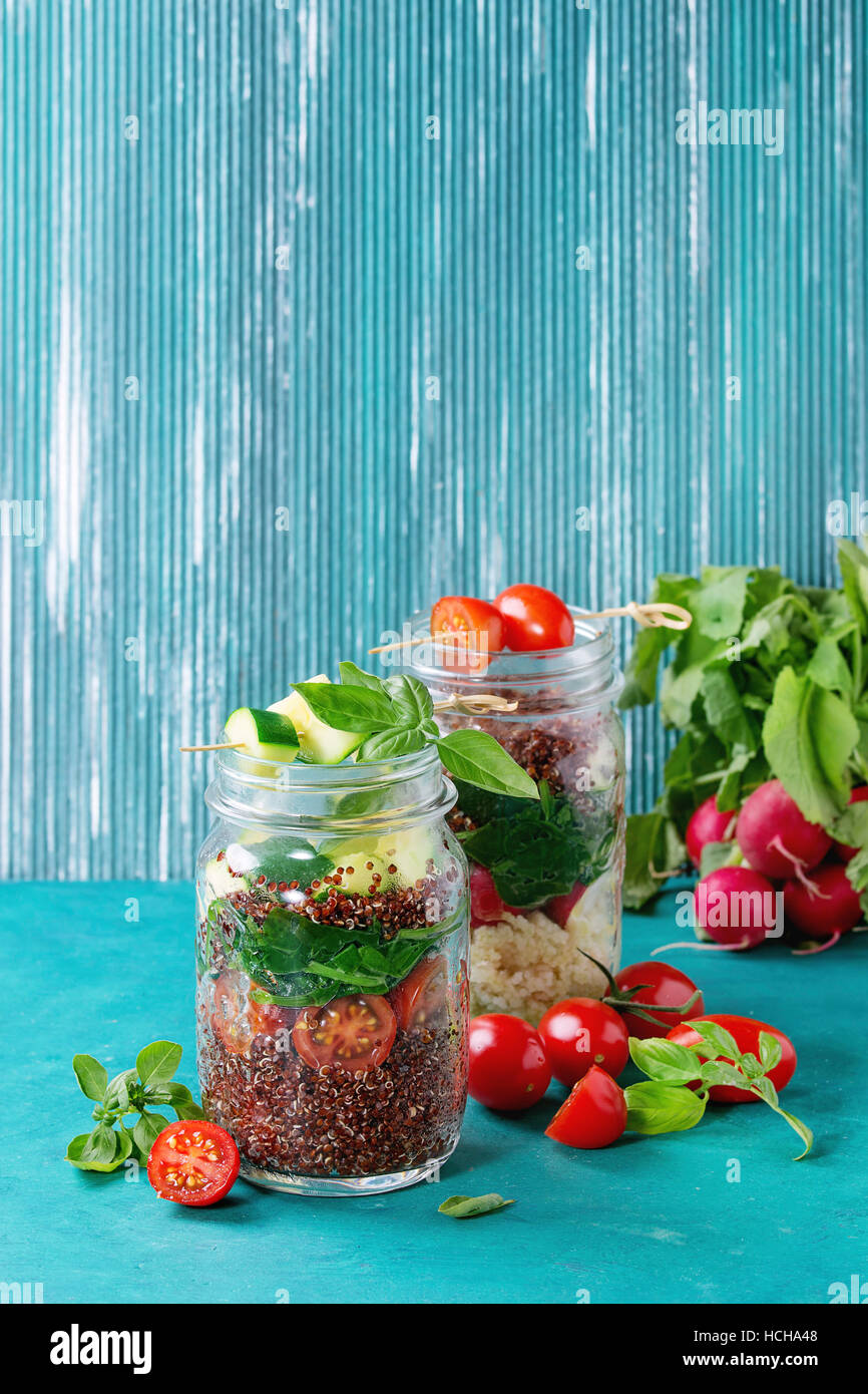 Des salades avec le quinoa, couscous, épinard, radis, tomates et ...