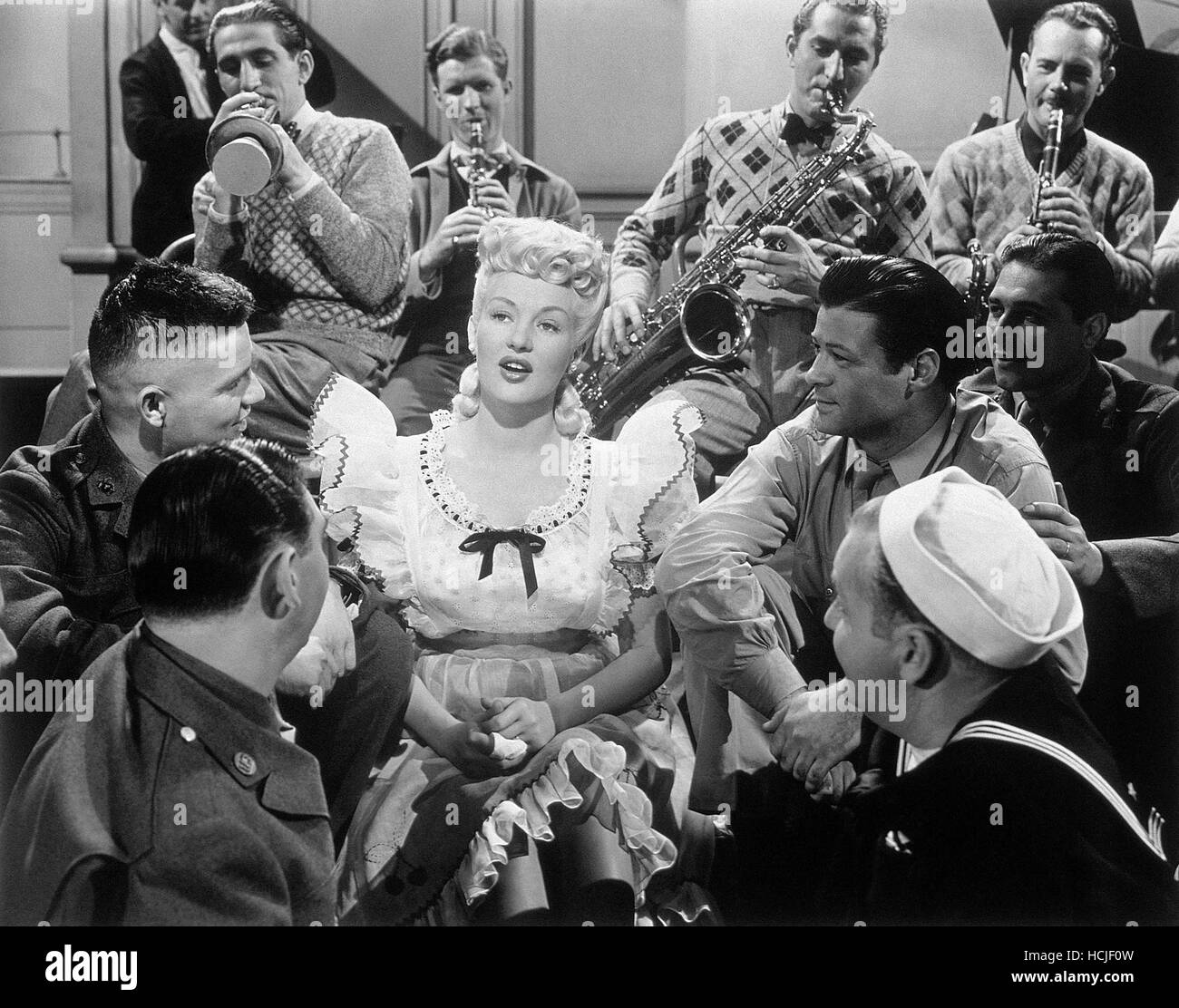 PIN UP GIRL, centre chant : Betty Grable, 1944, TM et © Copyright 20th ...