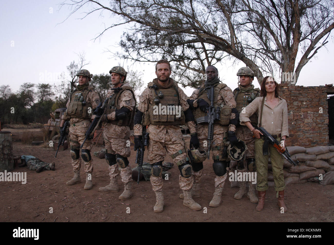 SEAL TEAM 8 : derrière les lignes ennemies, Tom Sizemore (à gauche ...