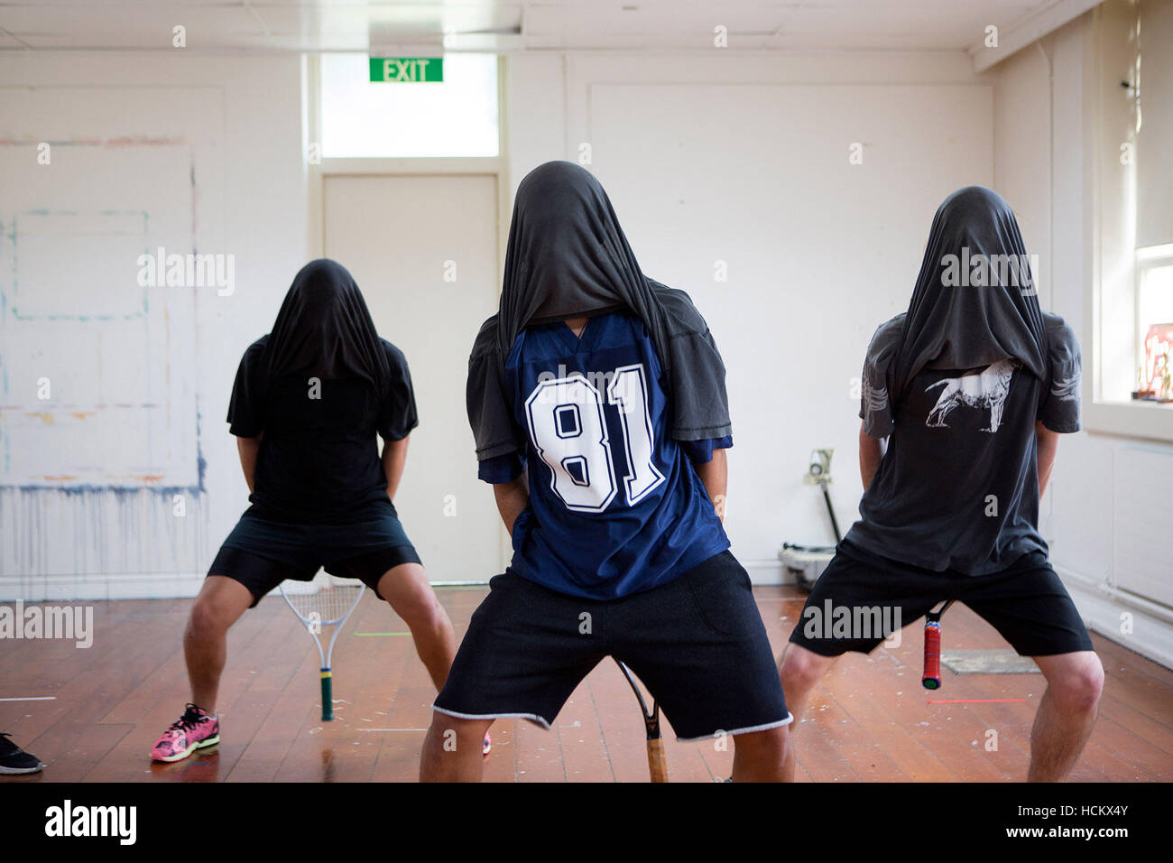 La répétition, à partir de la gauche : Scotty Cotter, James Rolleston ...