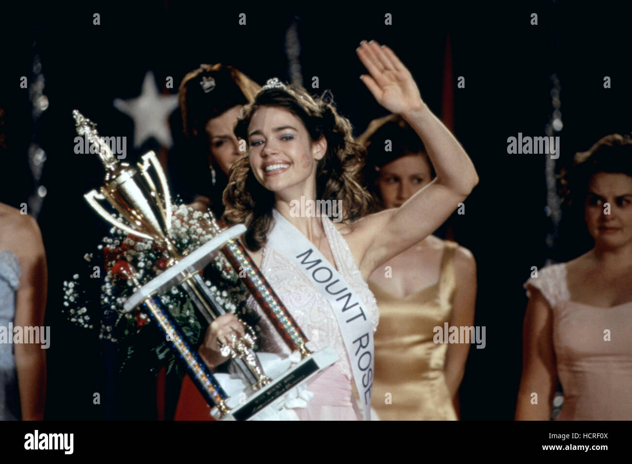 DROP DEAD GORGEOUS, Kirstie Alley (obscurci, derrière trophy), Denise ...