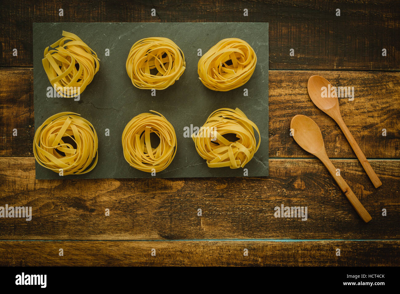 Différents types de pâtes de couleur avec différentes formes Photo ...