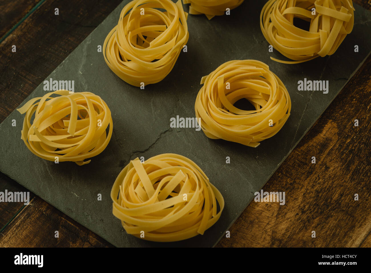 Différents types de pâtes de couleur avec différentes formes Photo ...