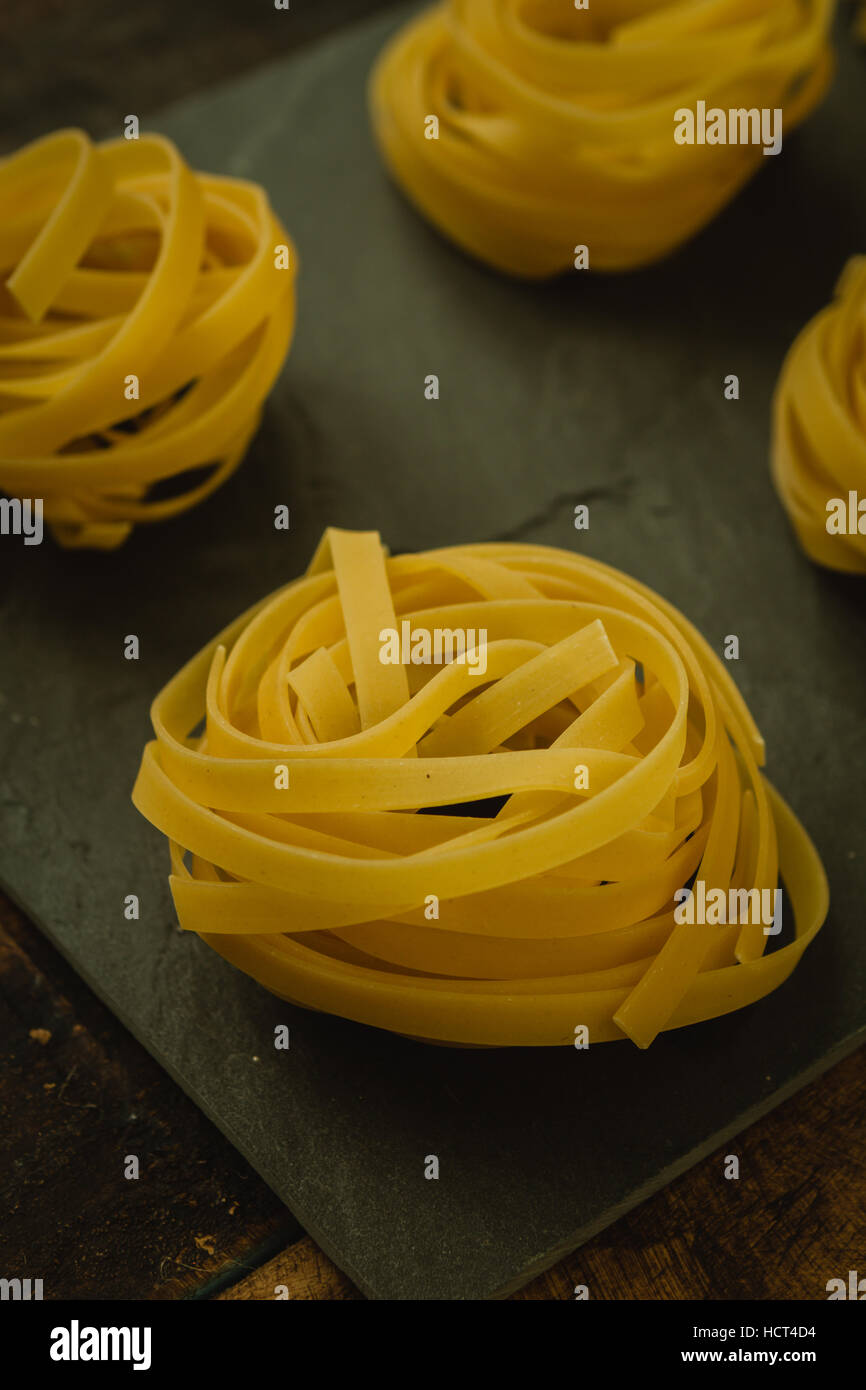 Différents types de pâtes de couleur avec différentes formes Photo ...