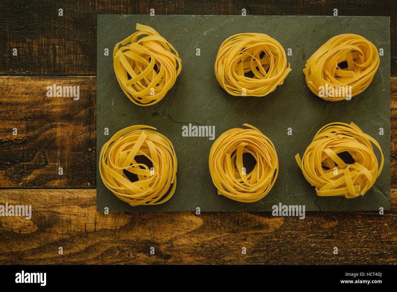 Différents types de pâtes de couleur avec différentes formes Photo ...