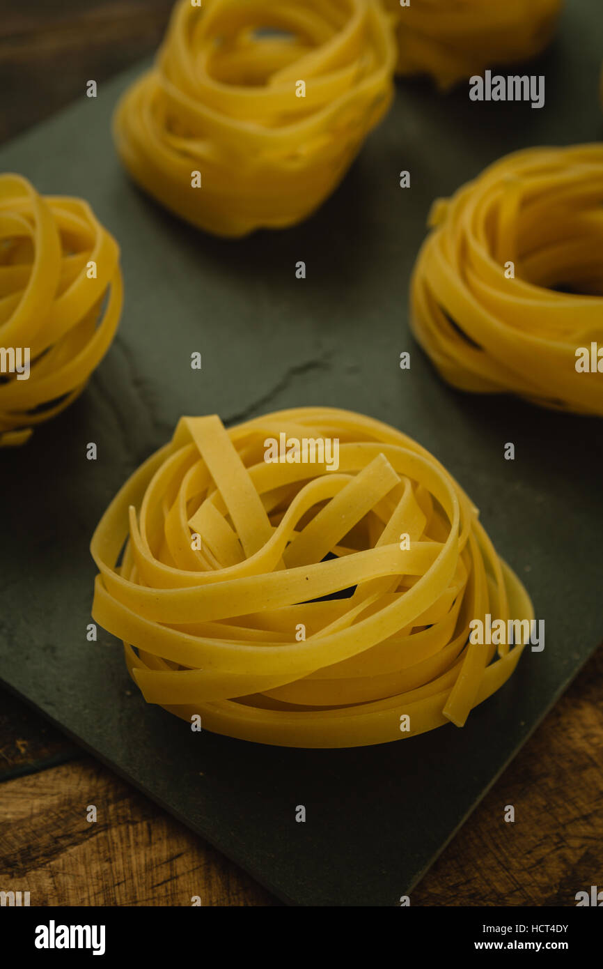 Différents types de pâtes de couleur avec différentes formes Photo ...