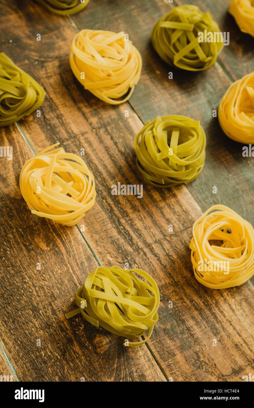 Différents types de pâtes de couleur avec différentes formes Photo ...