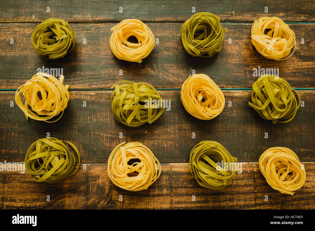 Différents types de pâtes de couleur avec différentes formes Photo ...