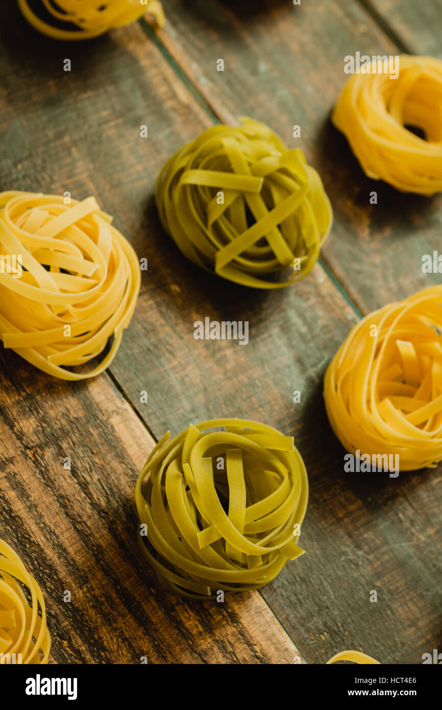 Différents types de pâtes de couleur avec différentes formes Photo ...