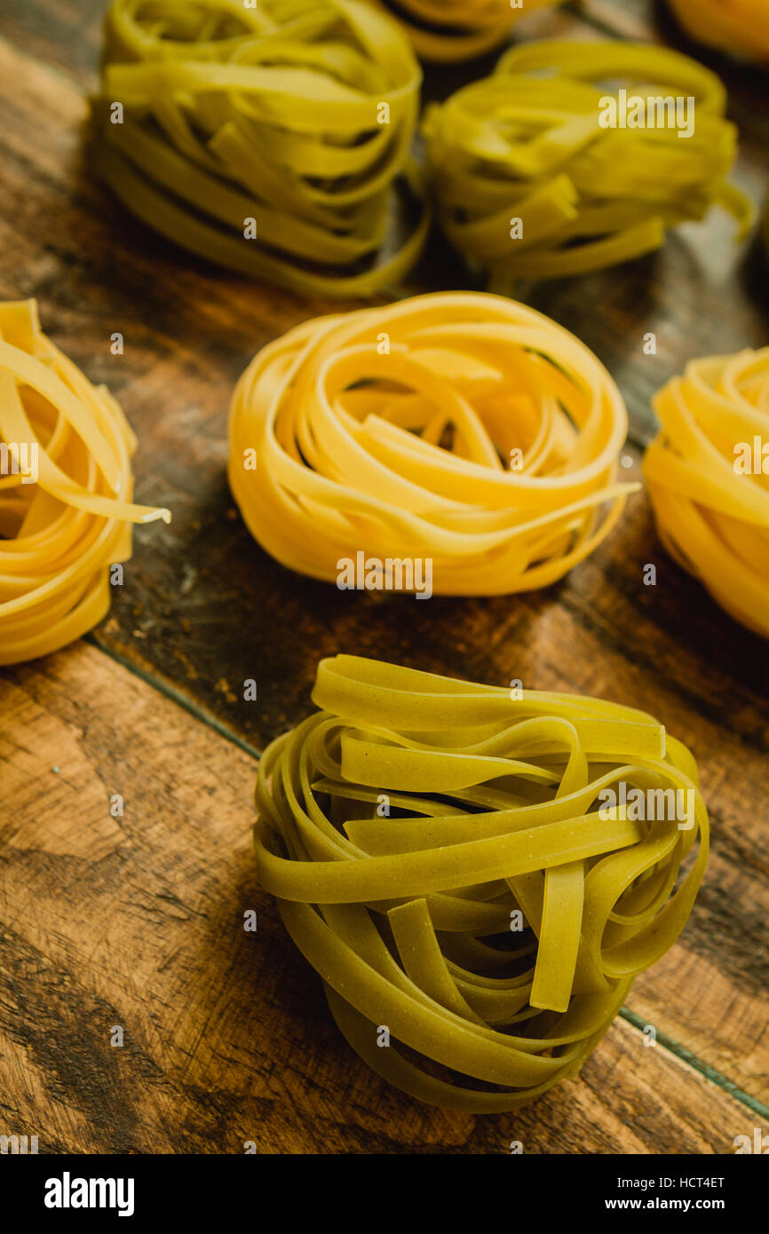 Différents types de pâtes de couleur avec différentes formes Photo ...