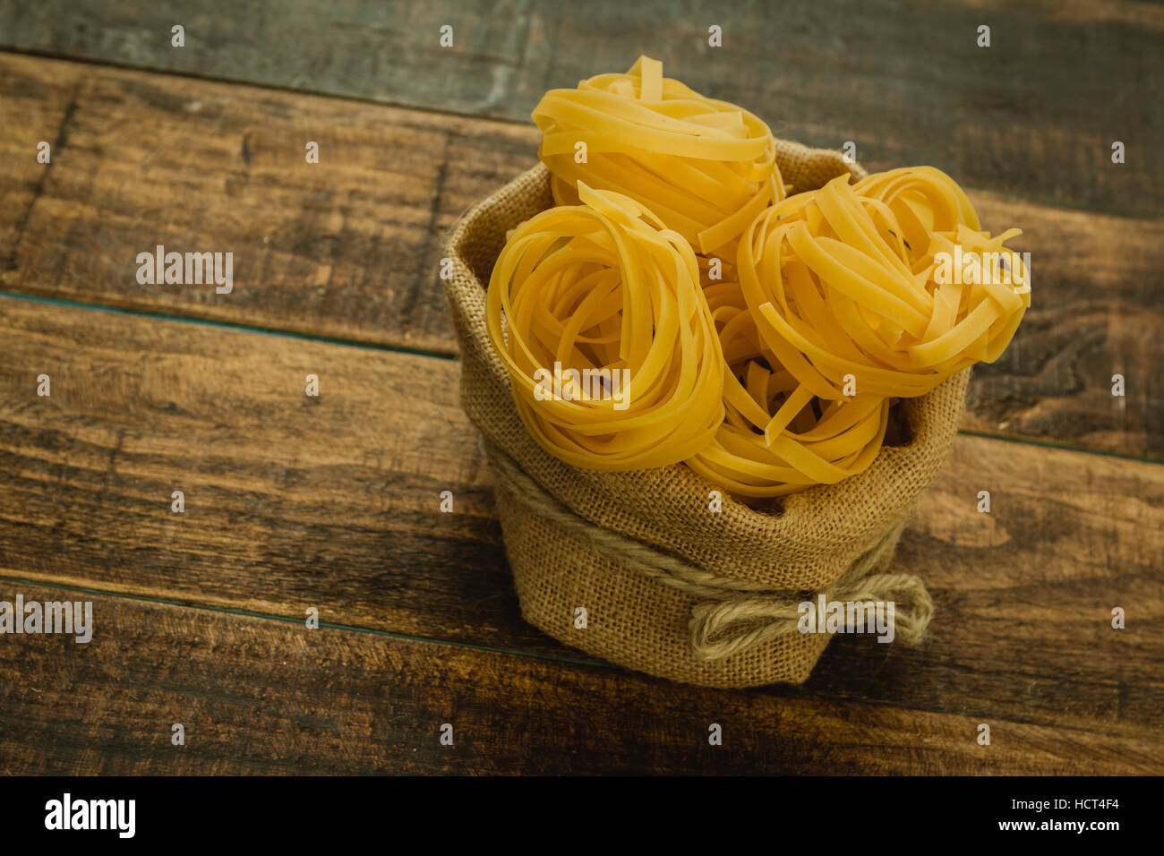 Différents types de pâtes de couleur avec différentes formes Photo ...