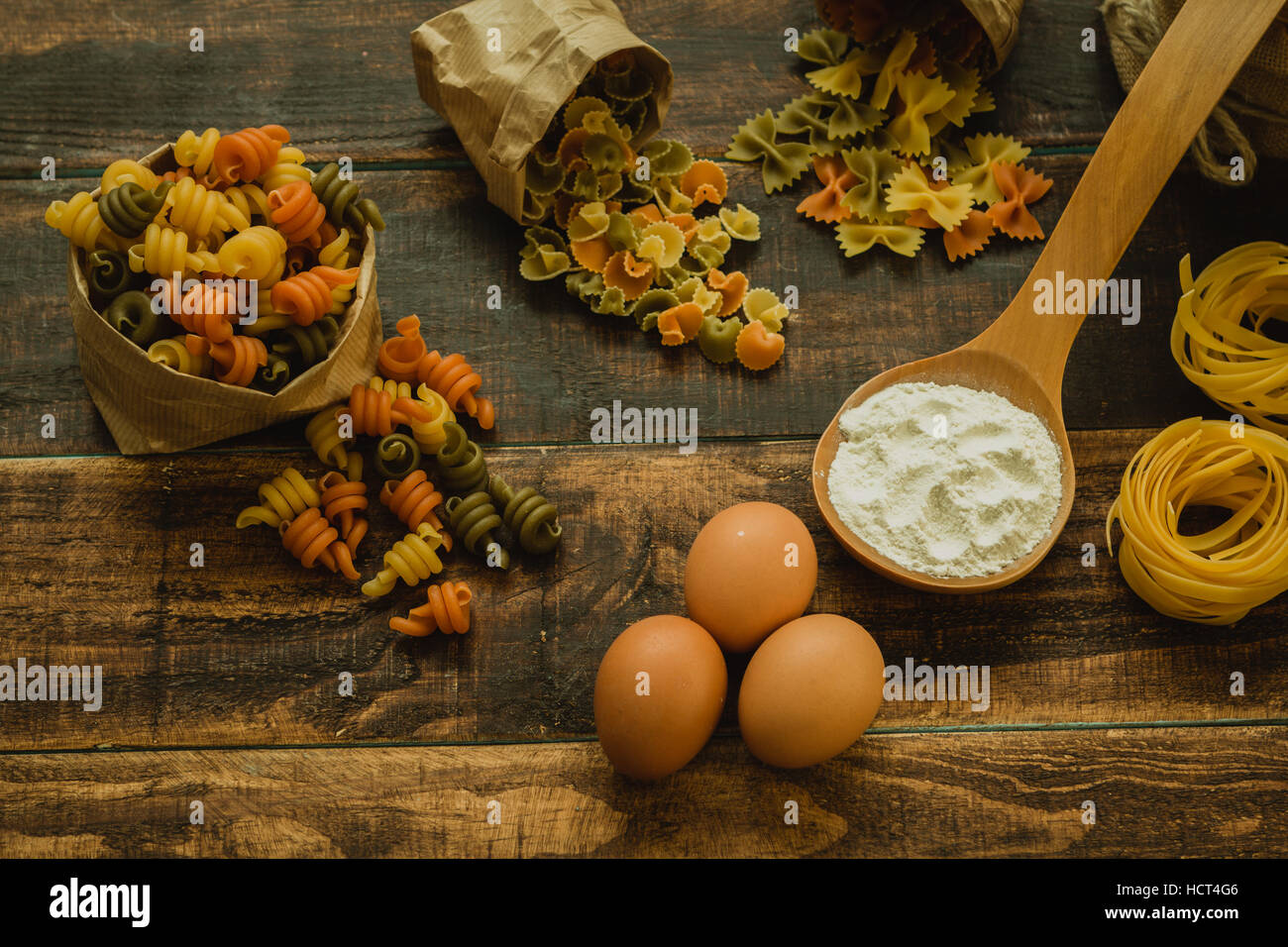 Différents types de pâtes de couleur avec différentes formes Photo ...