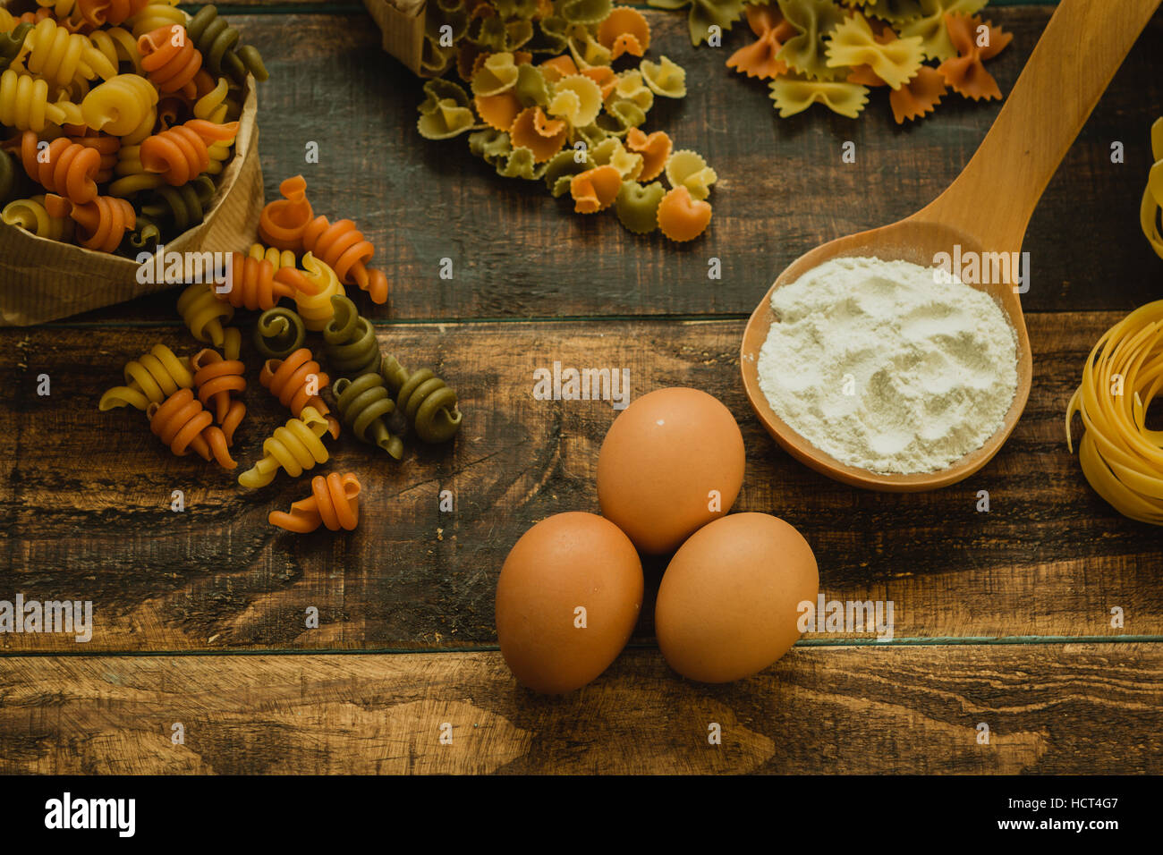 Différents types de pâtes de couleur avec différentes formes Photo ...