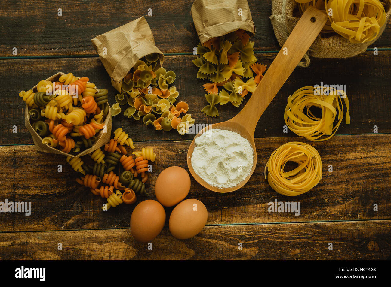 Différents types de pâtes de couleur avec différentes formes Photo ...