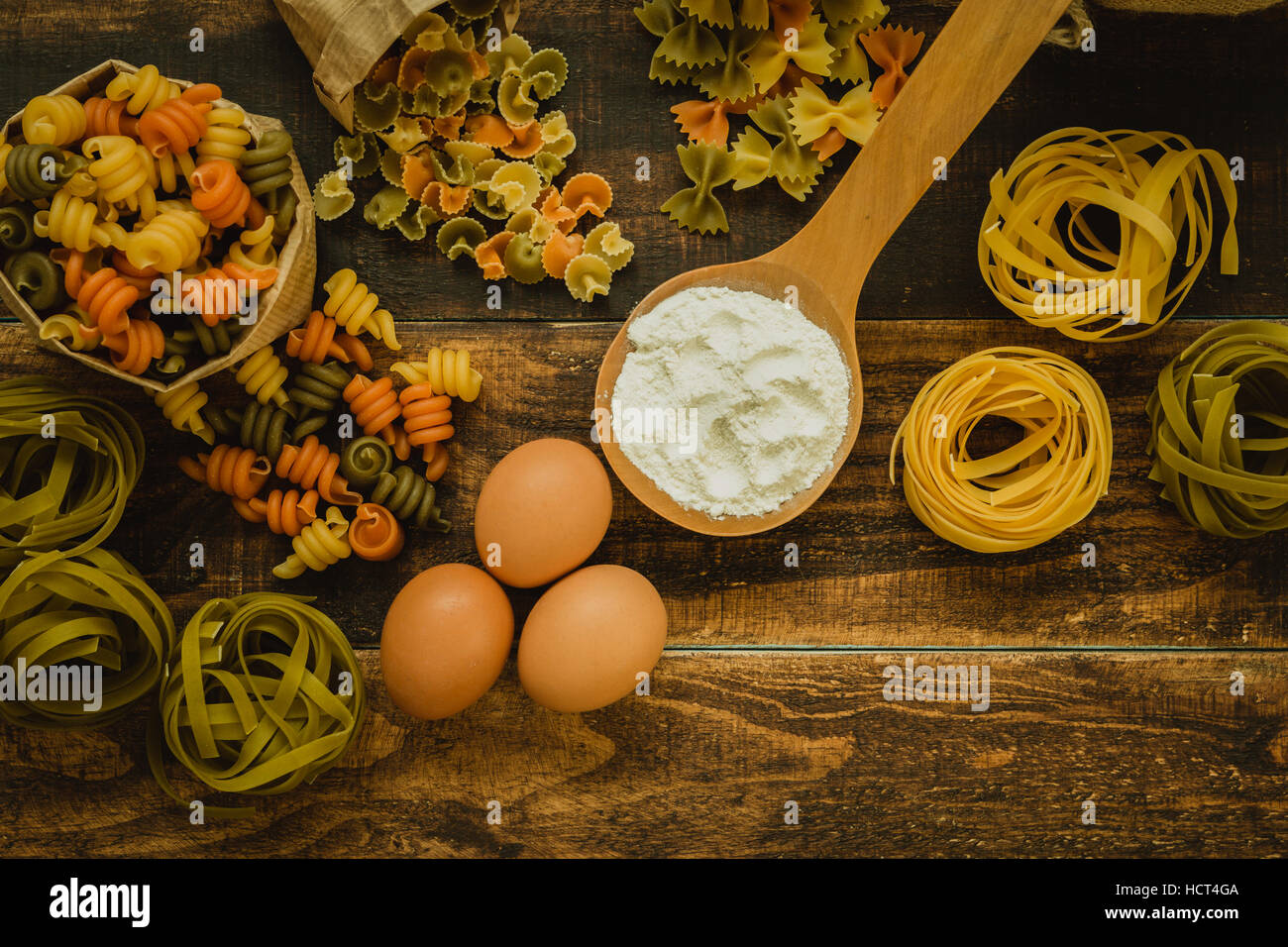 Différents types de pâtes de couleur avec différentes formes Photo ...