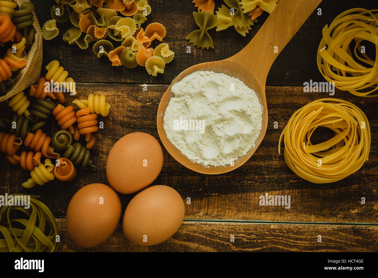 Différents types de pâtes de couleur avec différentes formes Photo ...