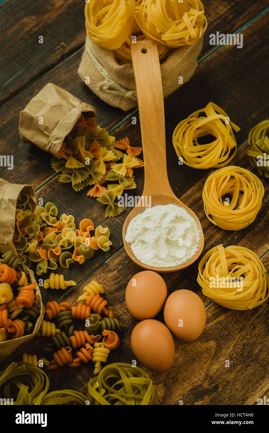 Différents types de pâtes de couleur avec différentes formes Photo ...