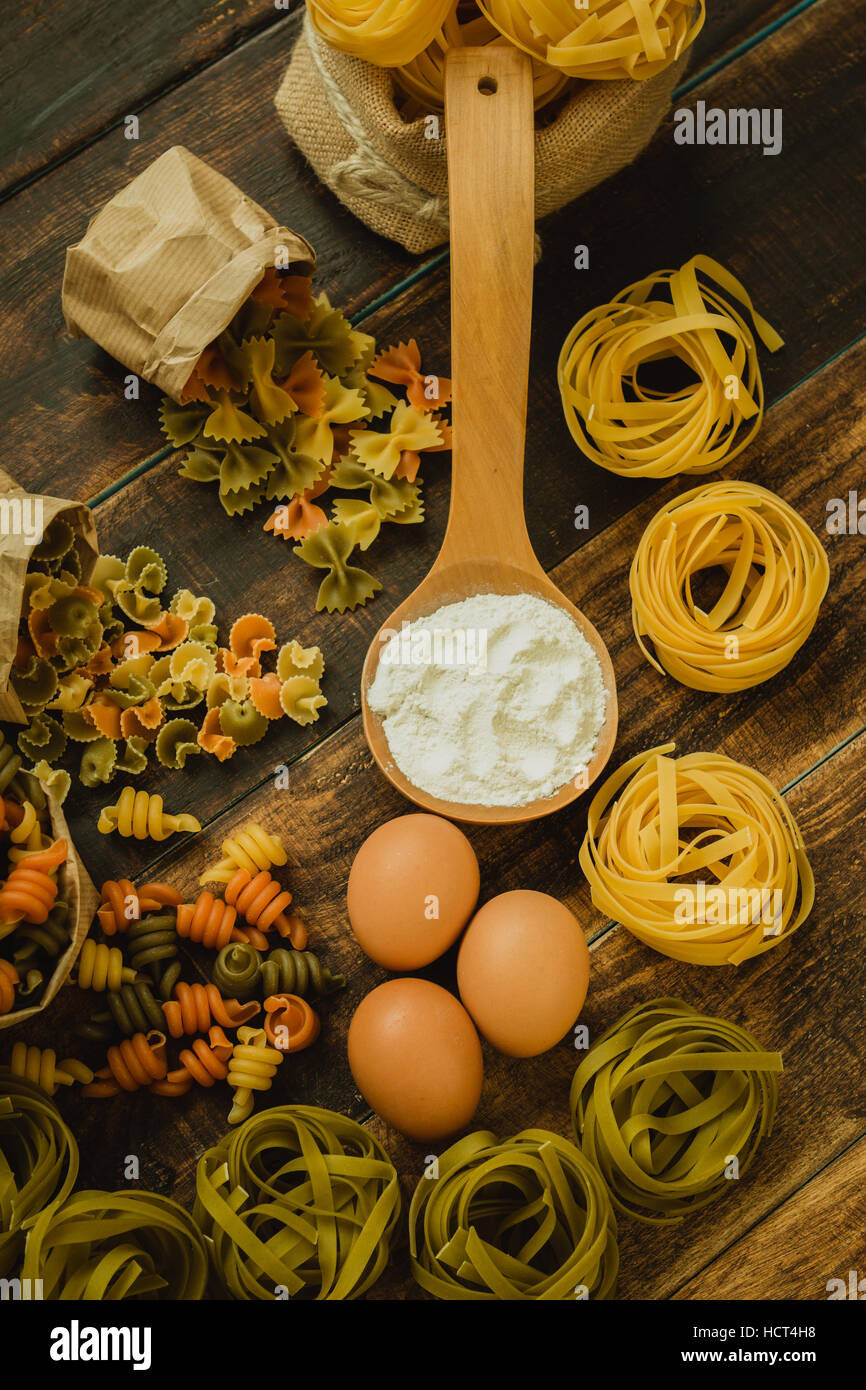 Différents types de pâtes de couleur avec différentes formes Photo ...