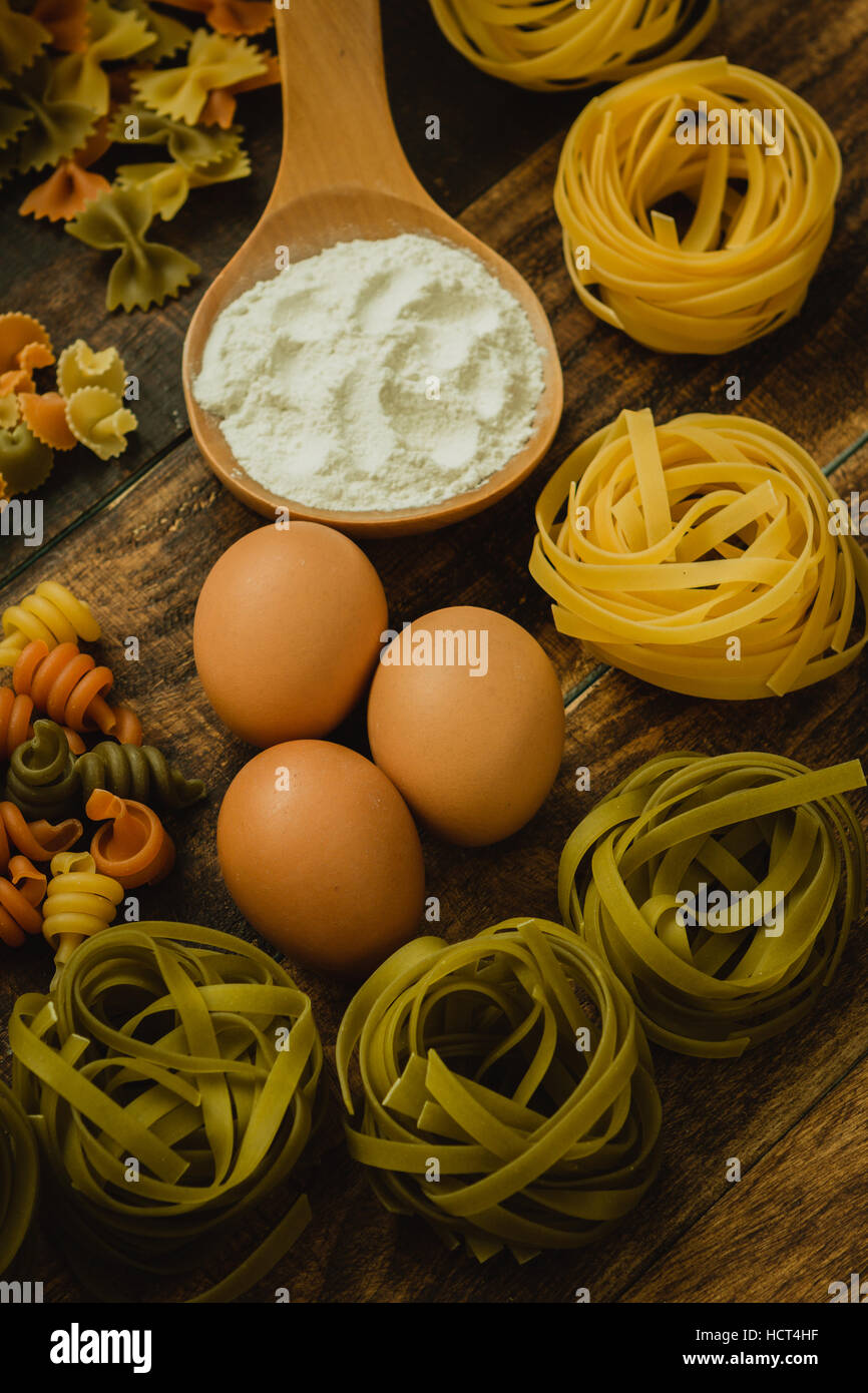 Différents types de pâtes de couleur avec différentes formes Photo ...