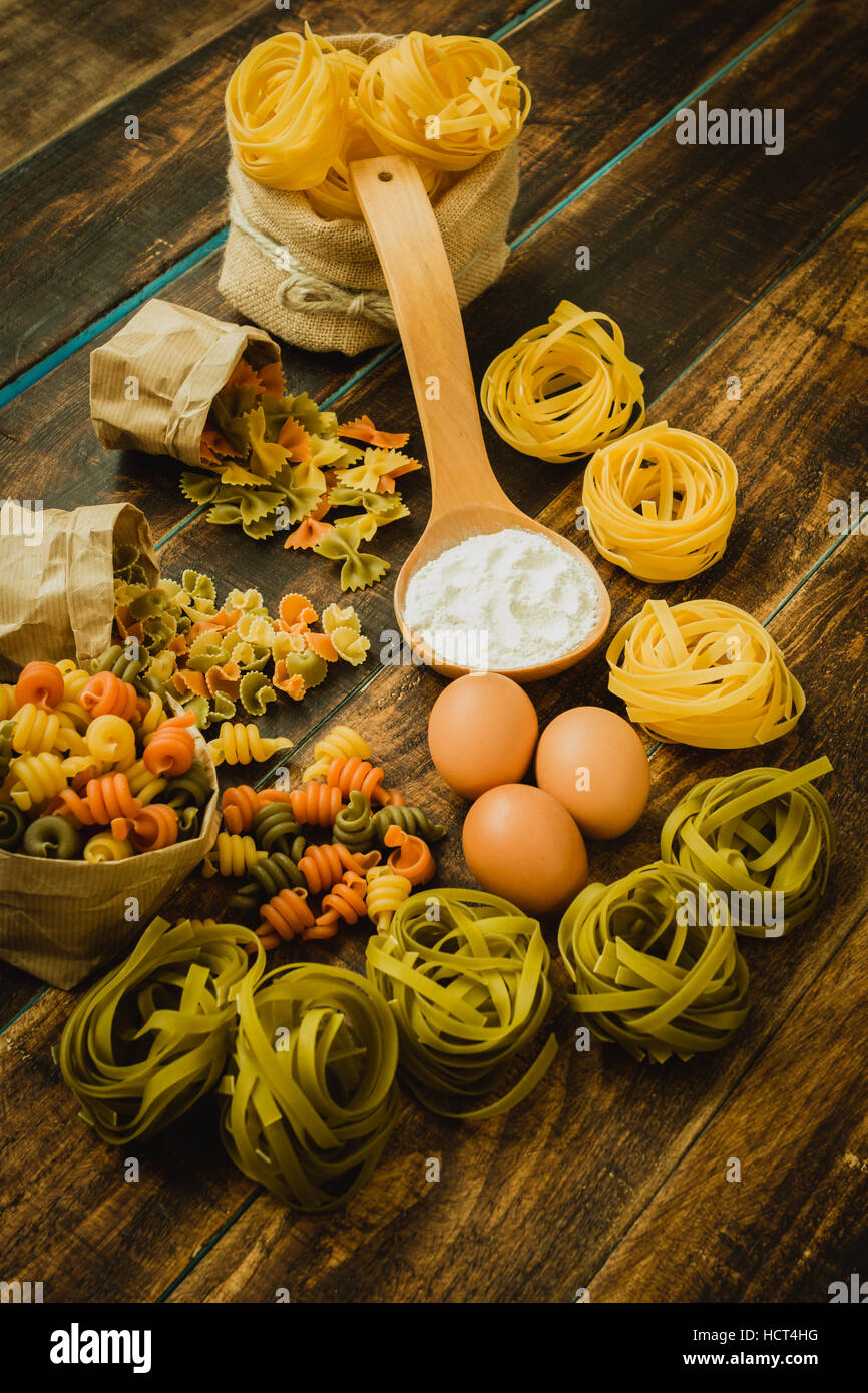 Différents types de pâtes de couleur avec différentes formes Photo ...