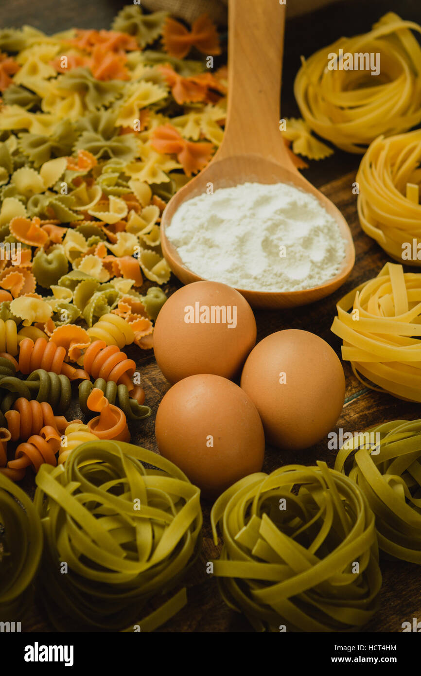 Différents types de pâtes de couleur avec différentes formes Photo ...