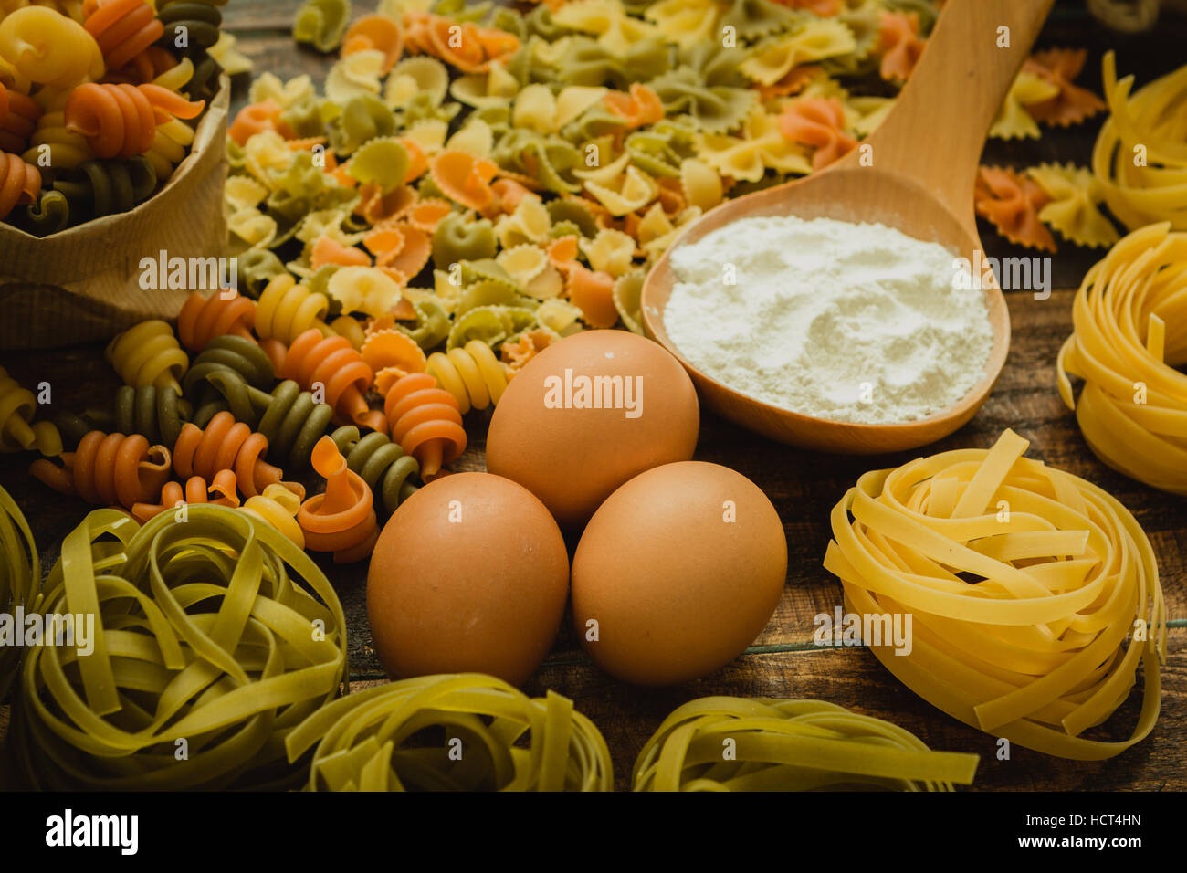 Différents types de pâtes de couleur avec différentes formes Photo ...