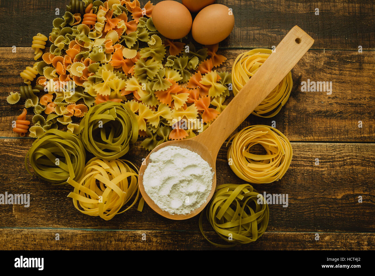 Différents types de pâtes de couleur avec différentes formes Photo ...