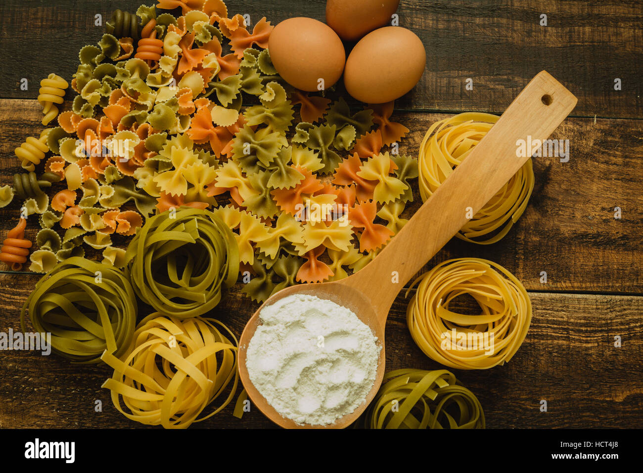 Différents types de pâtes de couleur avec différentes formes Photo ...