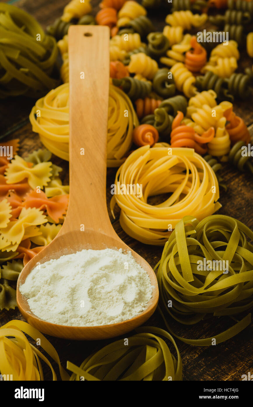 Différents types de pâtes de couleur avec différentes formes Photo ...