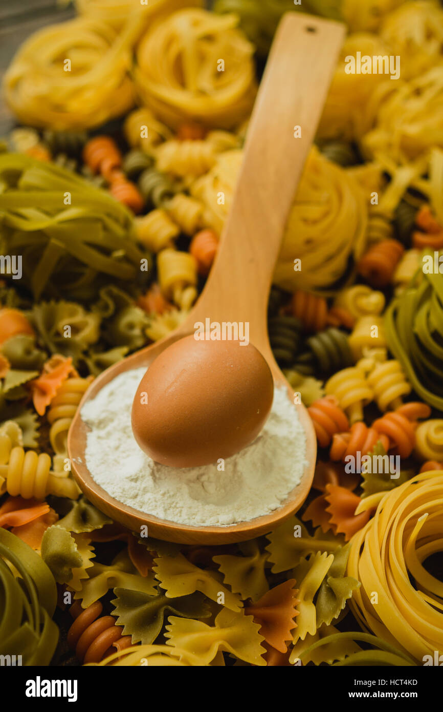 Différents types de pâtes de couleur avec différentes formes Photo ...