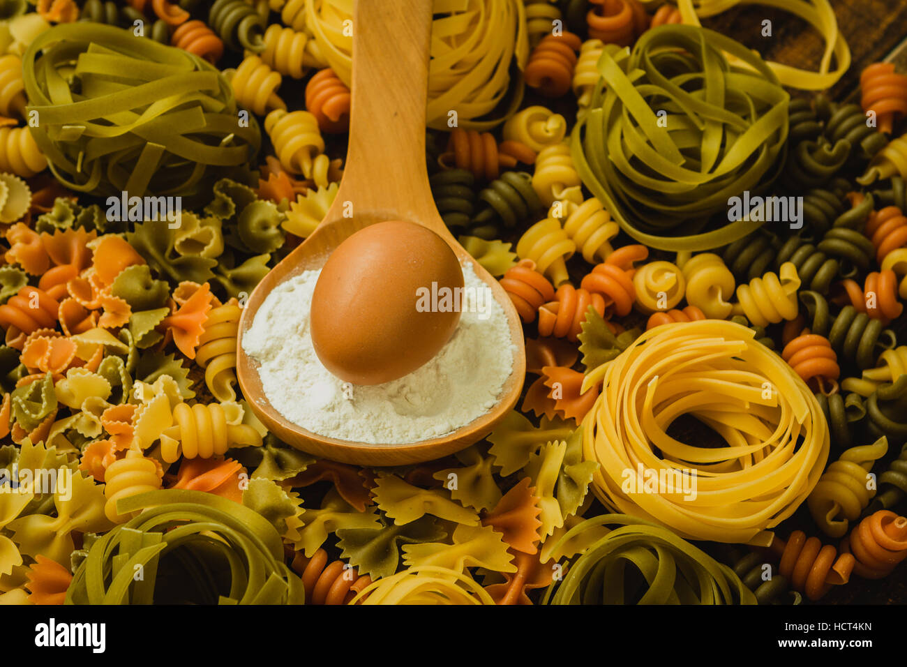 Différents types de pâtes de couleur avec différentes formes Photo ...