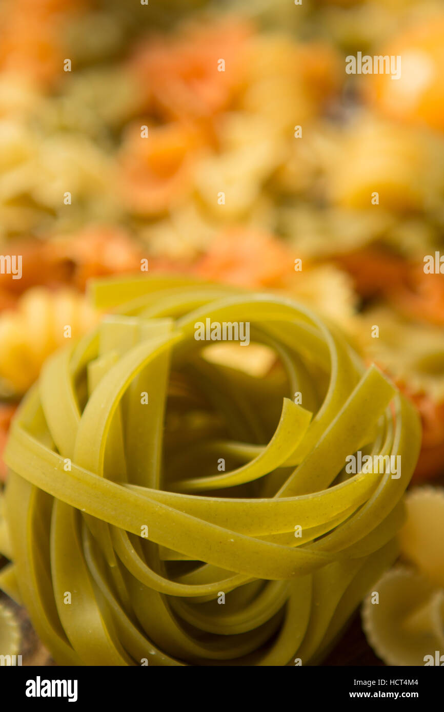 Différents types de pâtes de couleur avec différentes formes Photo ...