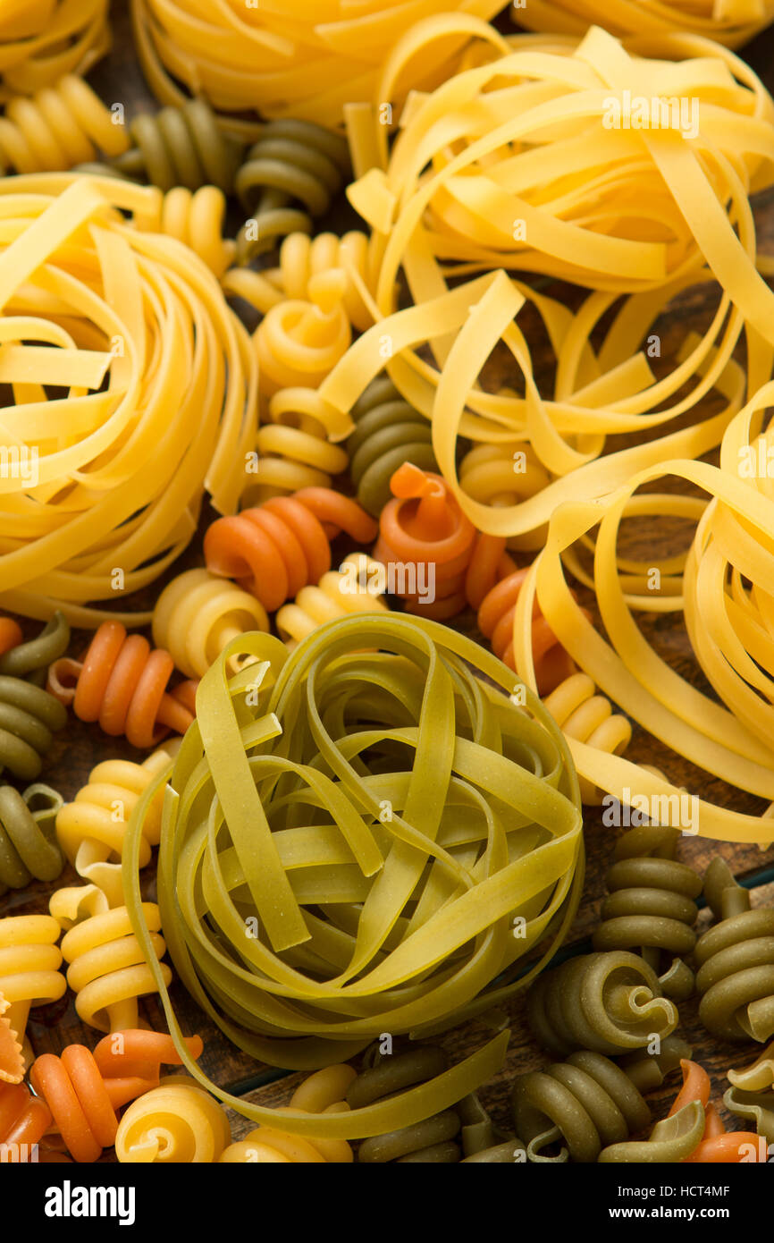 Différents types de pâtes de couleur avec différentes formes Photo ...