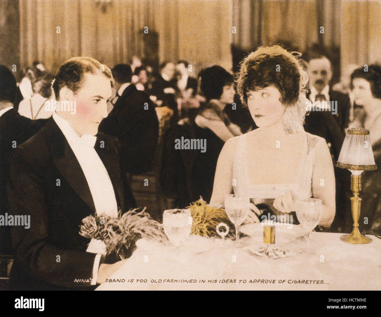 Sa maison en ordre, de gauche à droite : Holmes Herbert, Elsie Ferguson ...